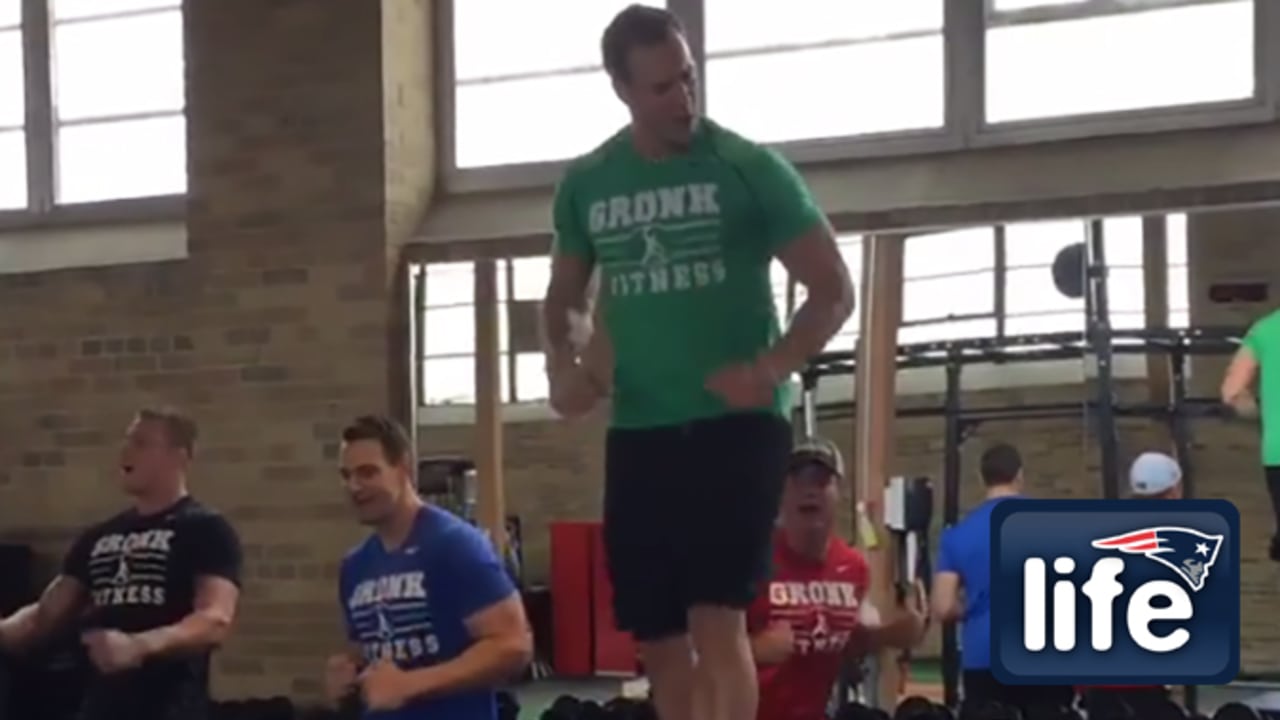 Gronk brothers crush 'Running Man Challenge' on International Dance Day
