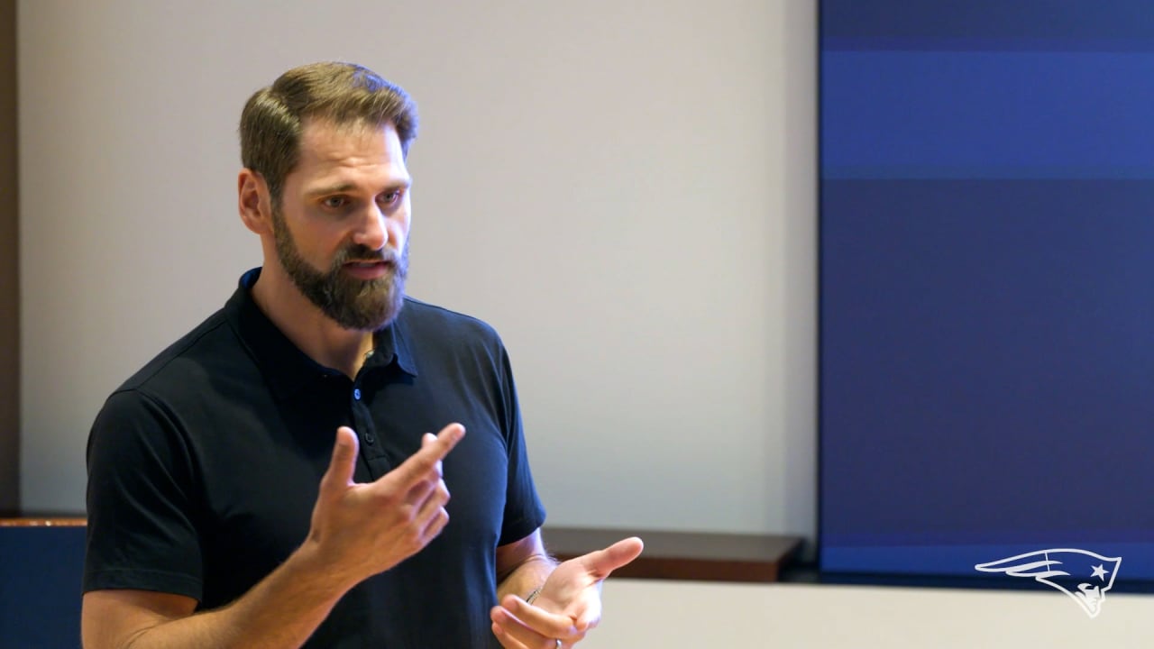 Vollmer und Kuhn informieren das Team über Deutschland