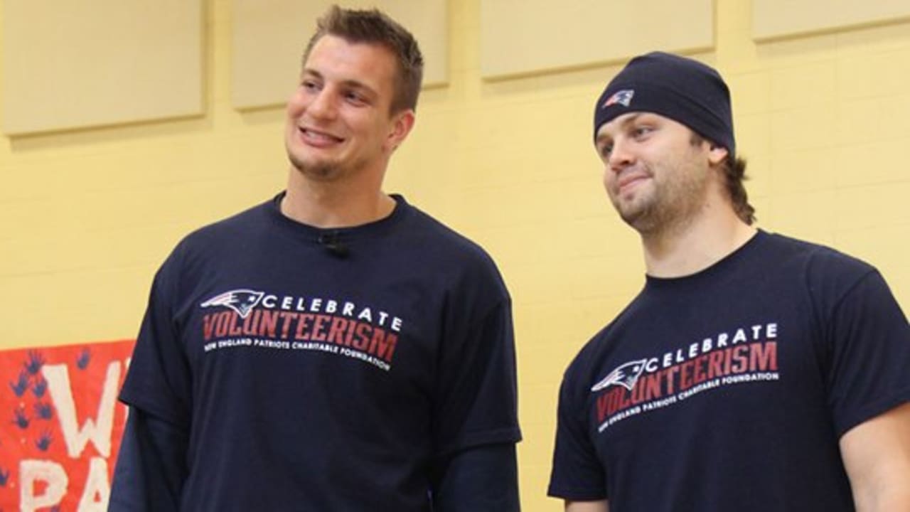 Addai (four TDs) leads Colts past Eagles