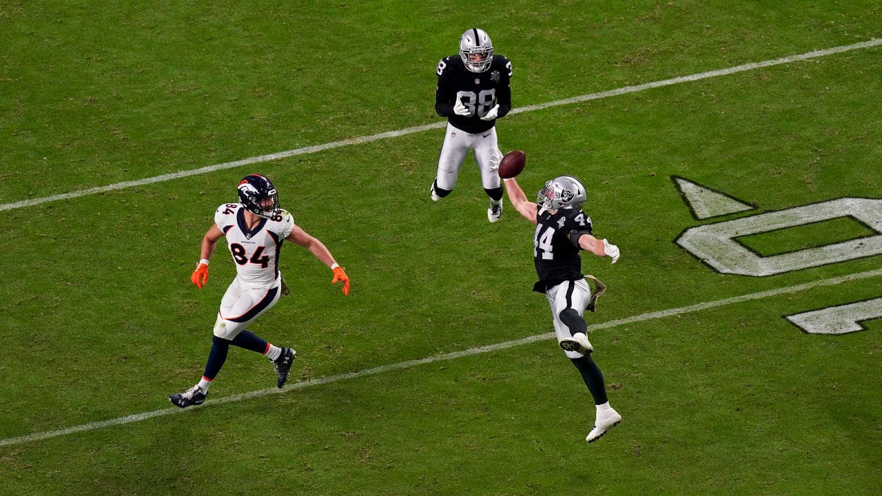 Nick Kwiatkoski makes ridiculous one-handed interception to ice Raiders ...