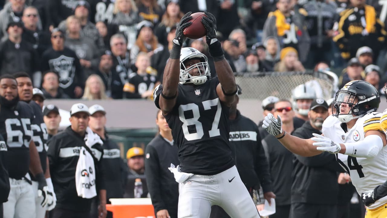 QB Derek Carr throws a dime to WR Jared Cook for 30-yard gain