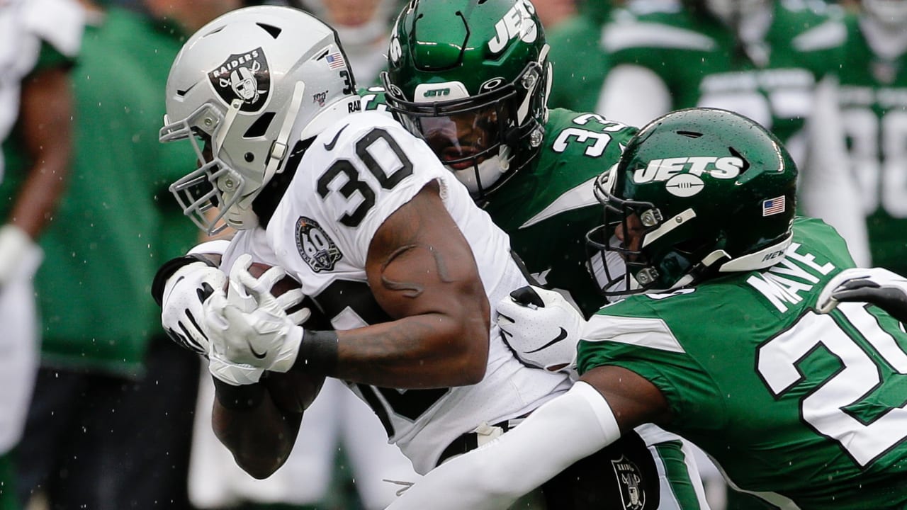 Richard takes screen pass 18 yards for first down