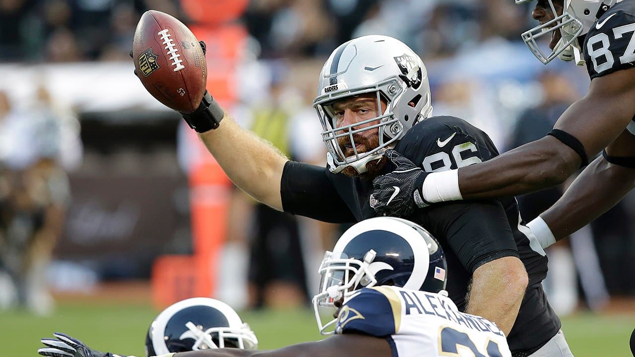 QB Derek Carr throws touchdown to TE Lee Smith