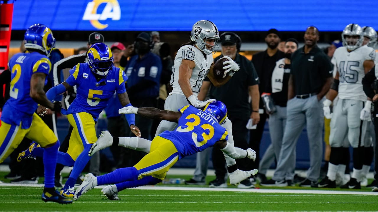 Hollins takes handoff and gains 17 yards on the reverse