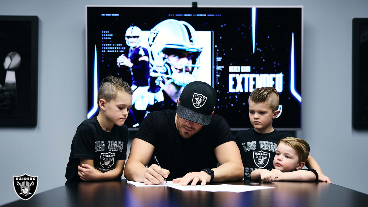 Photos: QB Derek Carr signs contract extension
