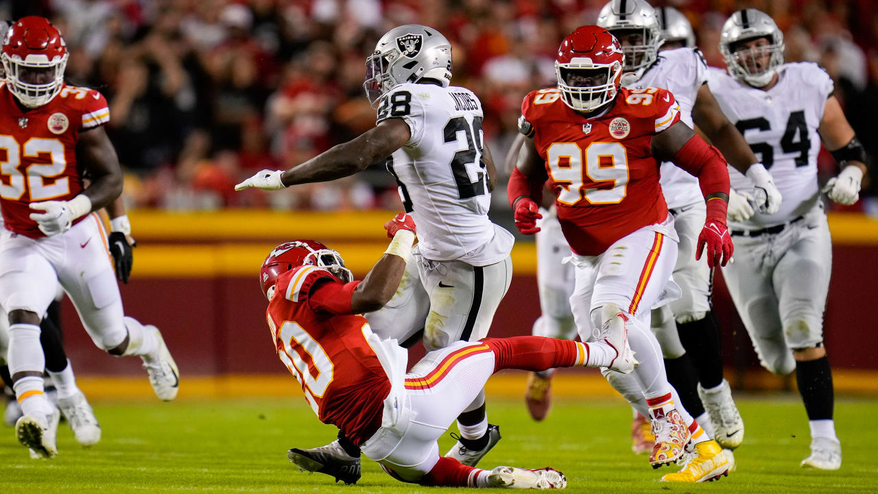 Jacobs bursts for 21 yards and ends run with thunderous hit stick