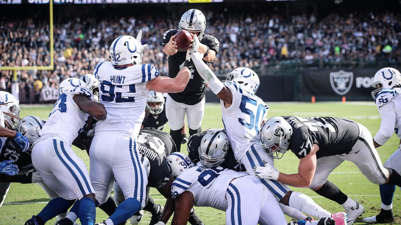 QB Derek Carr reaches over pile for touchdown