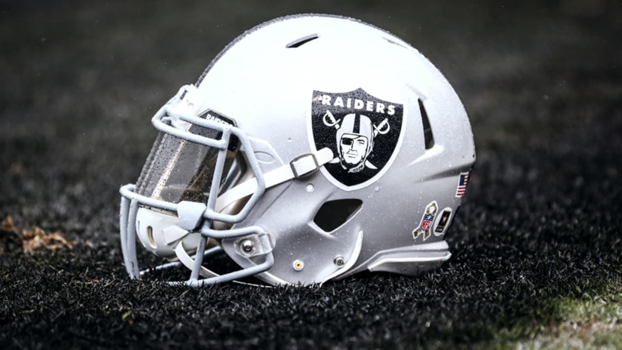 Raiders Sign Leavitt, Scott
