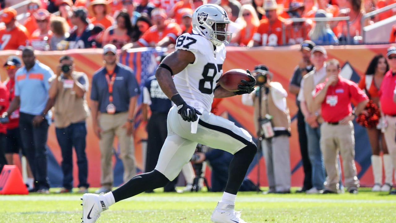 TE Jared Cook gets wide open over middle for 20-yard catch and run