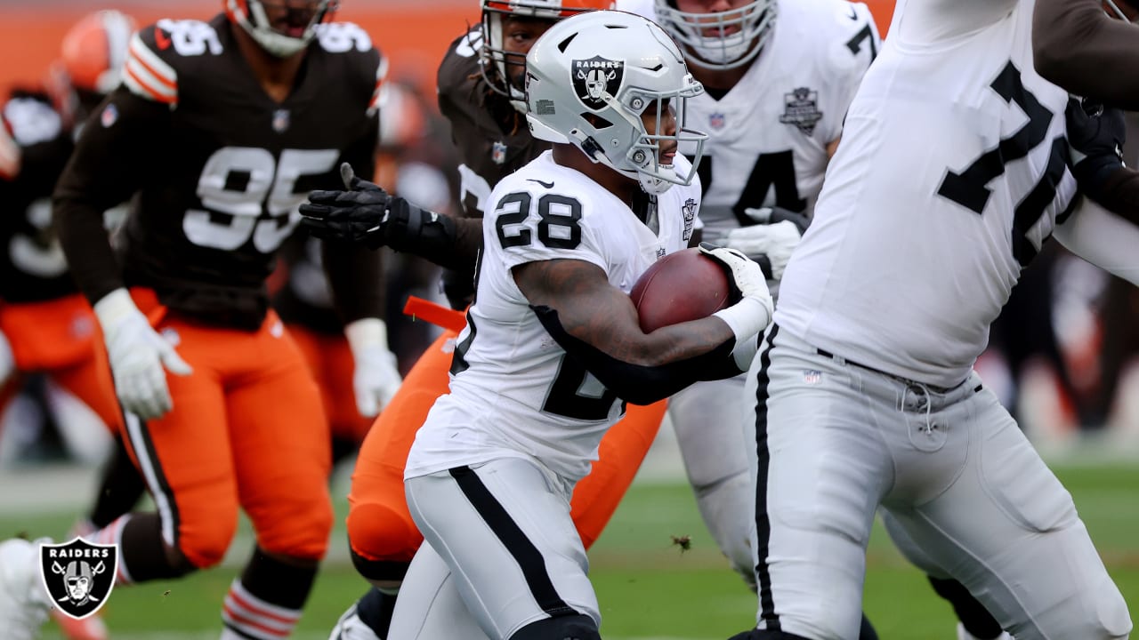 Josh Jacobs ignites Raiders' run attack in abysmal Cleveland weather ...