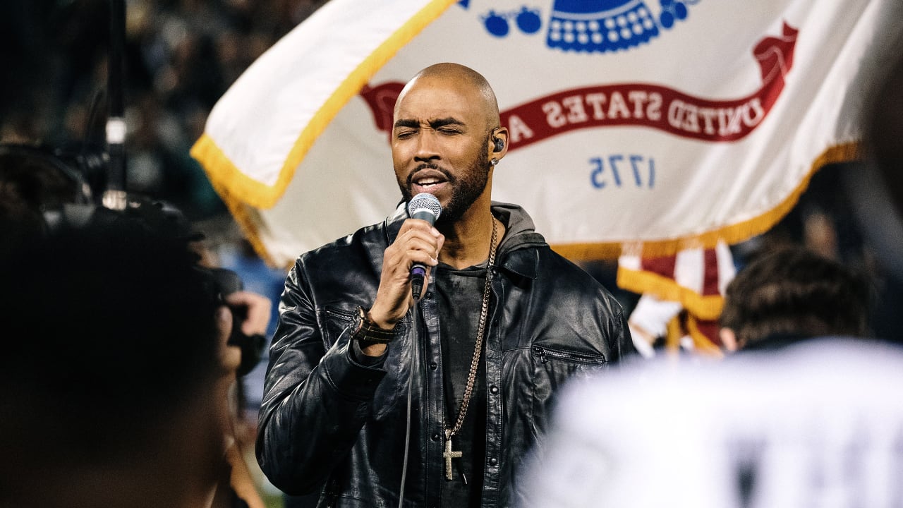 Montell Jordan performs National Anthem for Week 10