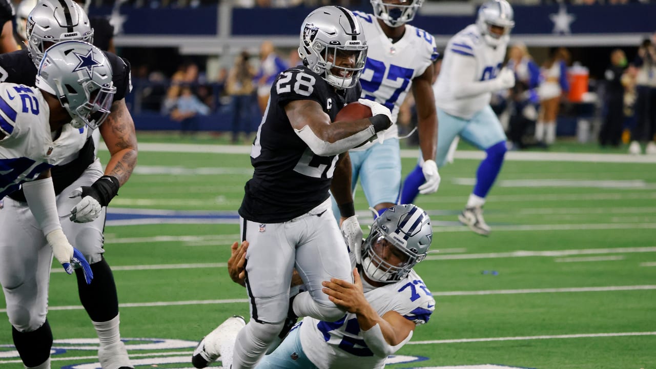 Jacobs uses the juke-stick on 17 yard catch-and-run