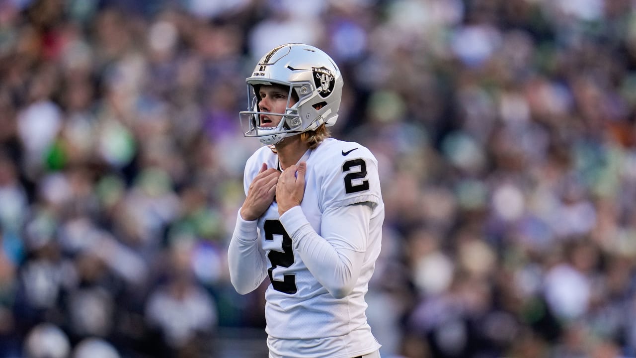 Carlson ties the game with 25-yard FG