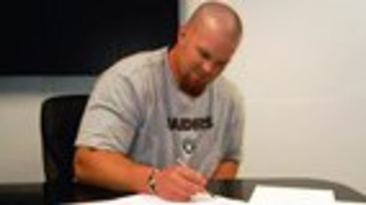 Raiders Sign Draft Pick Tony Bergstrom
