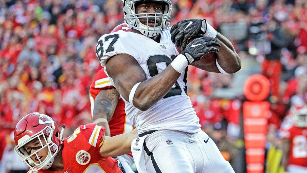 Derek Carr Delivers Touchdown Pass to Jared Cook