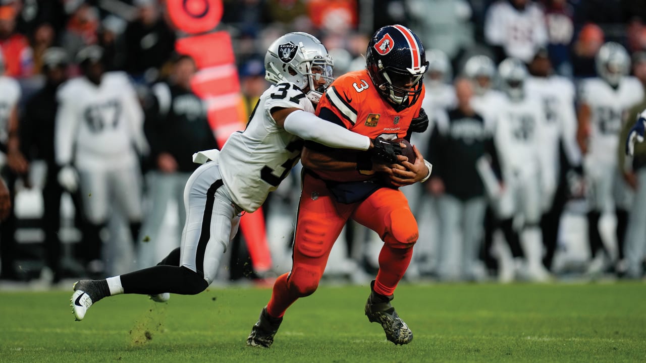 Hall patiently waits in coverage, chases down Wilson for third-down sack