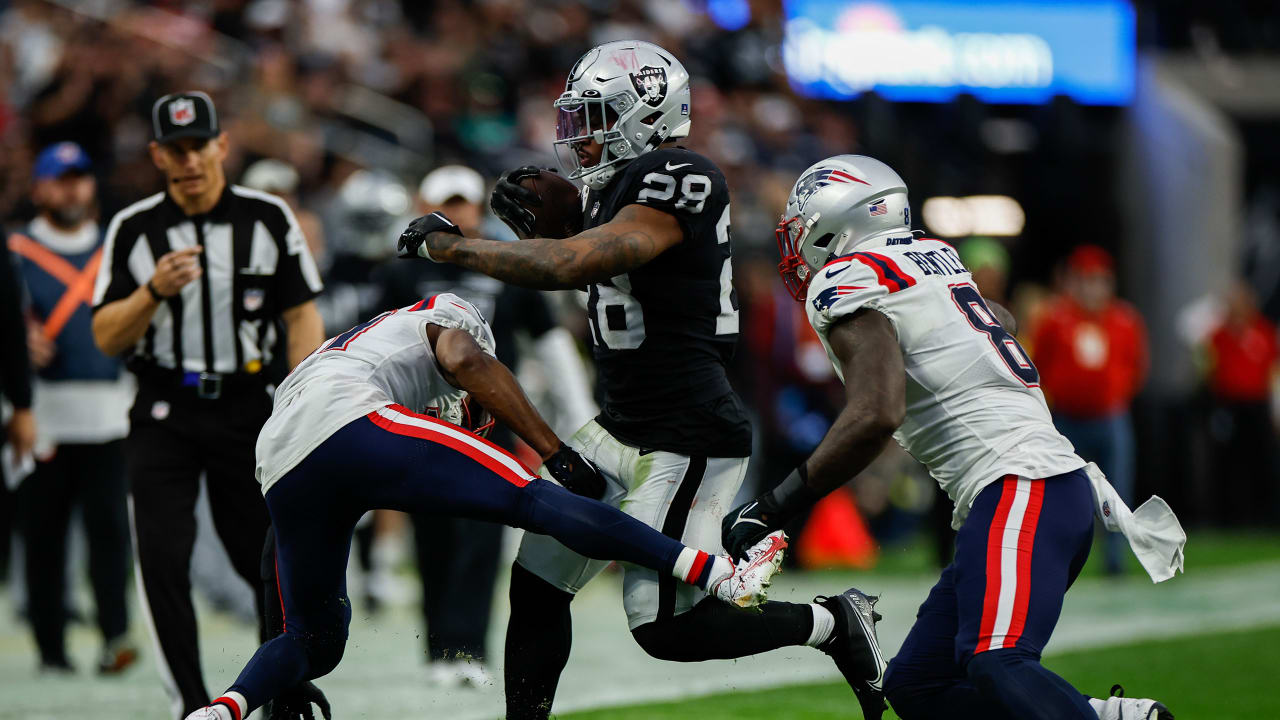 Carr buys time for an improvised shovel pass to Jacobs for 11 yards