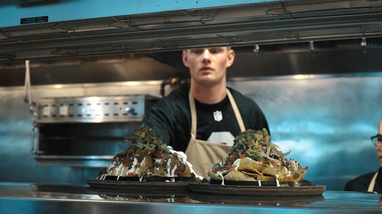 Watch Daniel Carlson make Nacho Daddy's famous 'Raider Nachos'