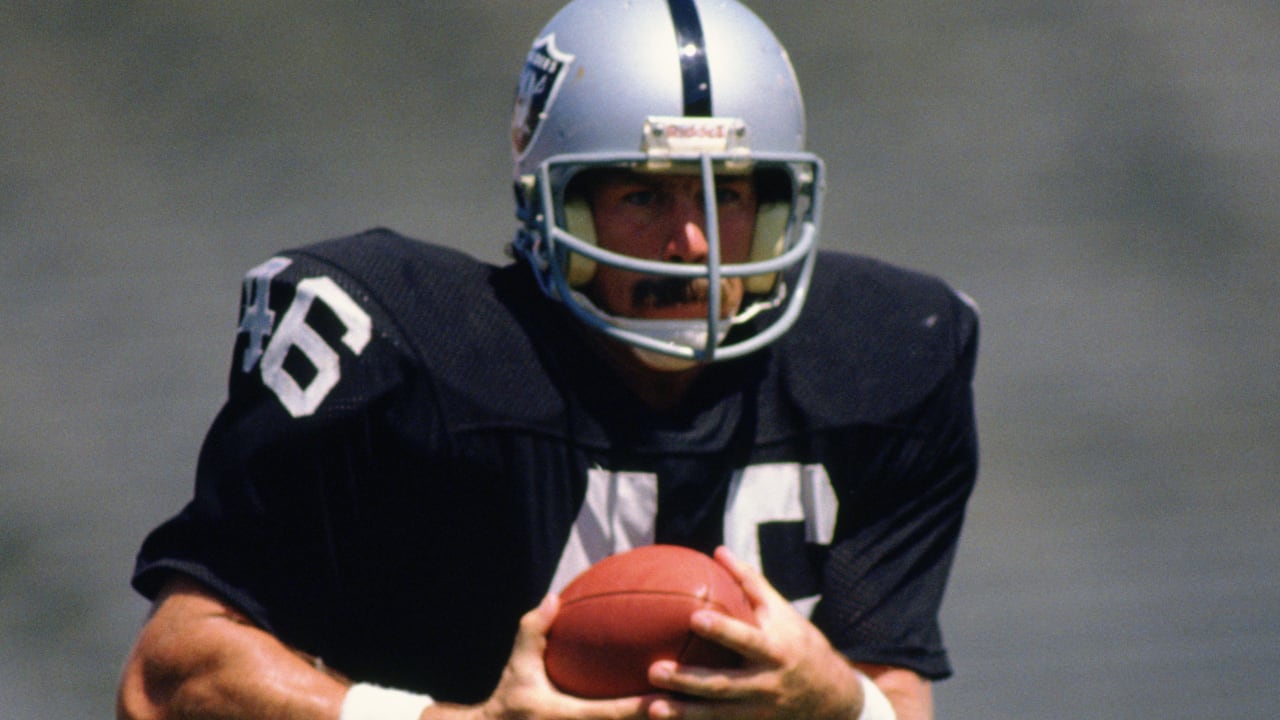 Free Agency Flashback: Todd Christensen breaks out at tight end as a Raider