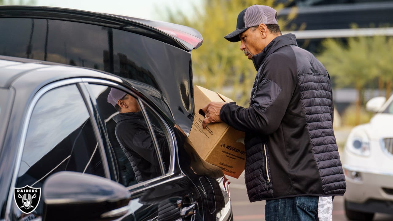 Photos: Raiders provide Thanksgiving meals to families in need