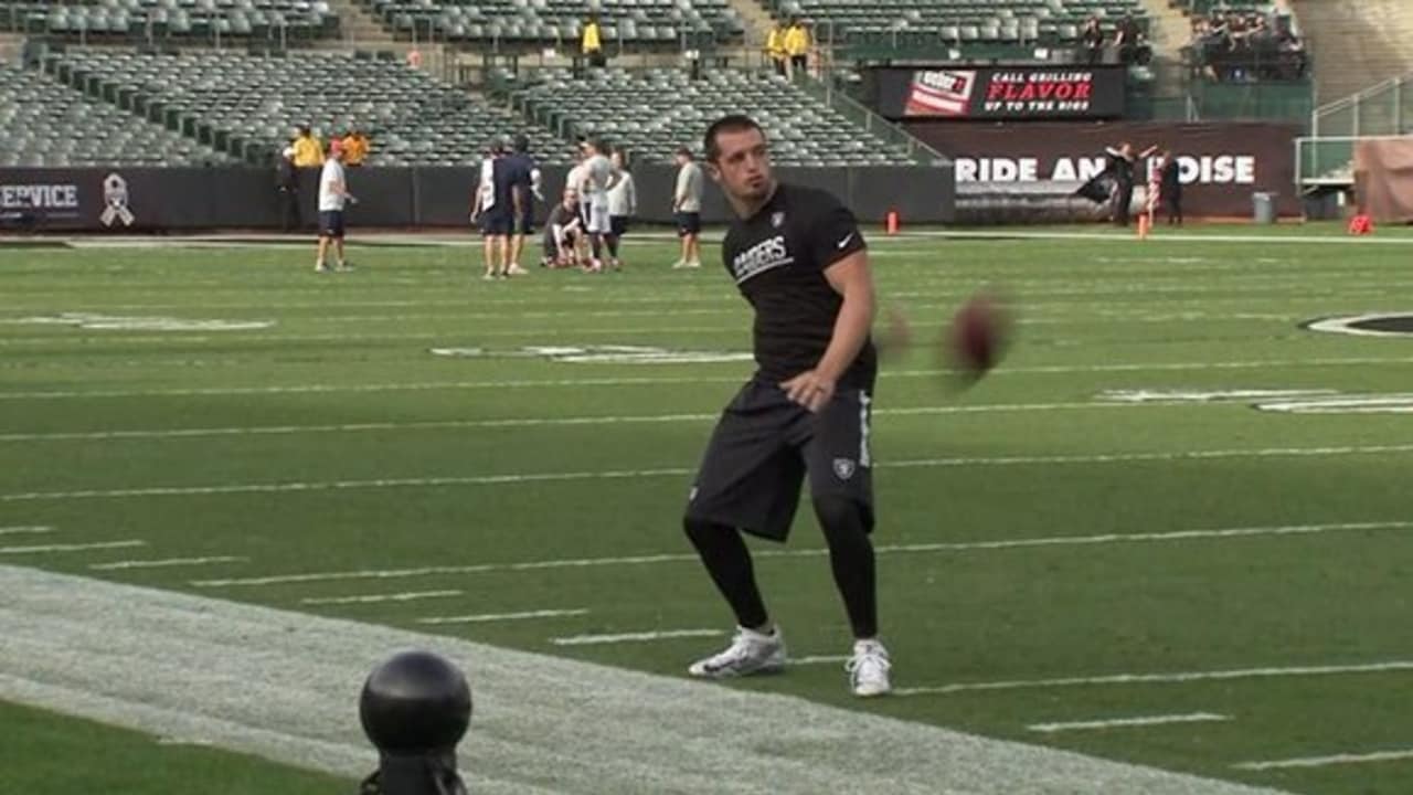 Carr shows off behind-the-back pass