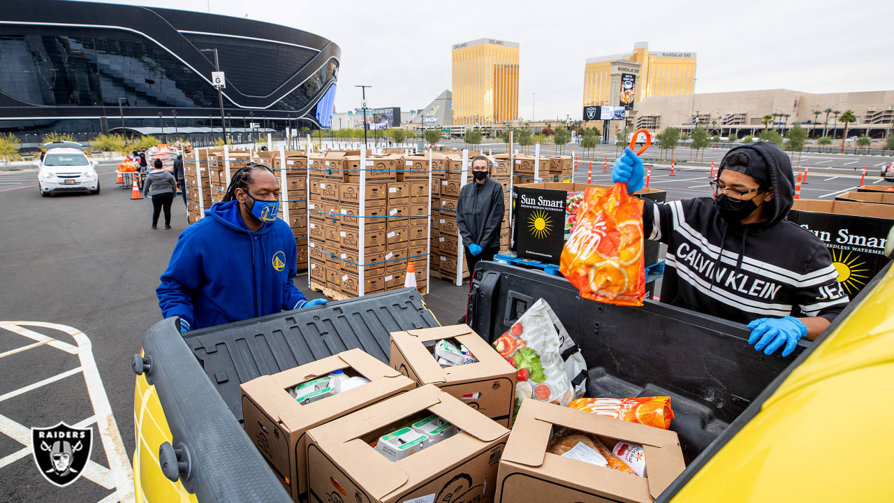 Raiders & Three Square distribute Thanksgiving meals at Allegiant Stadium
