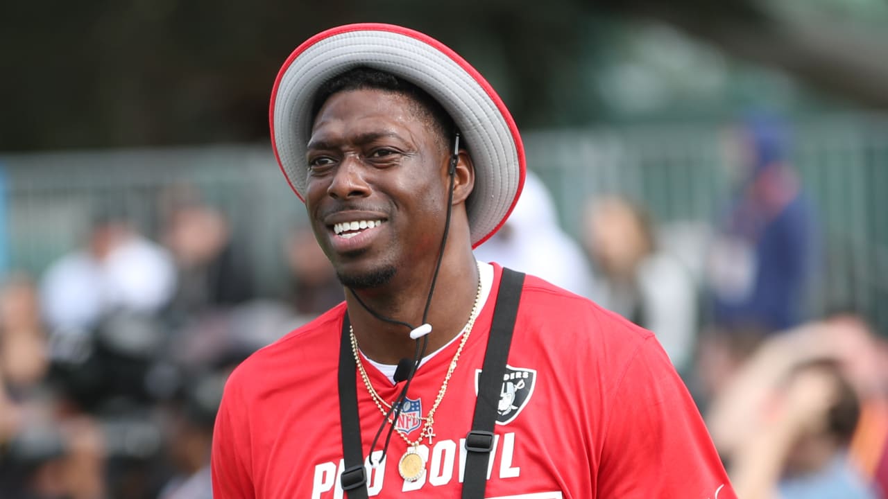 Jared Cook shows off his dance moves and singing chops at the 2019 Pro Bowl