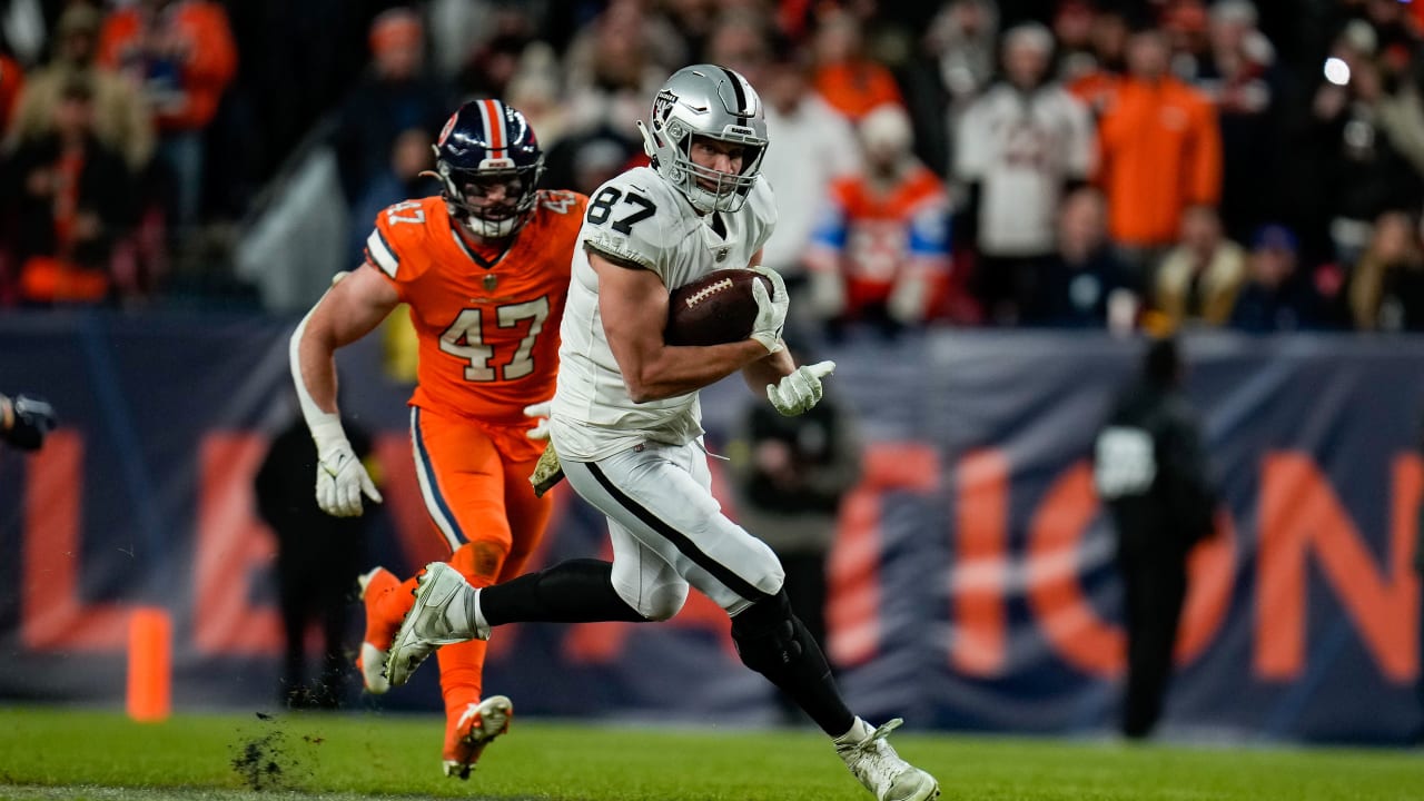 Moreau comes up clutch in OT with 33-yard catch and run