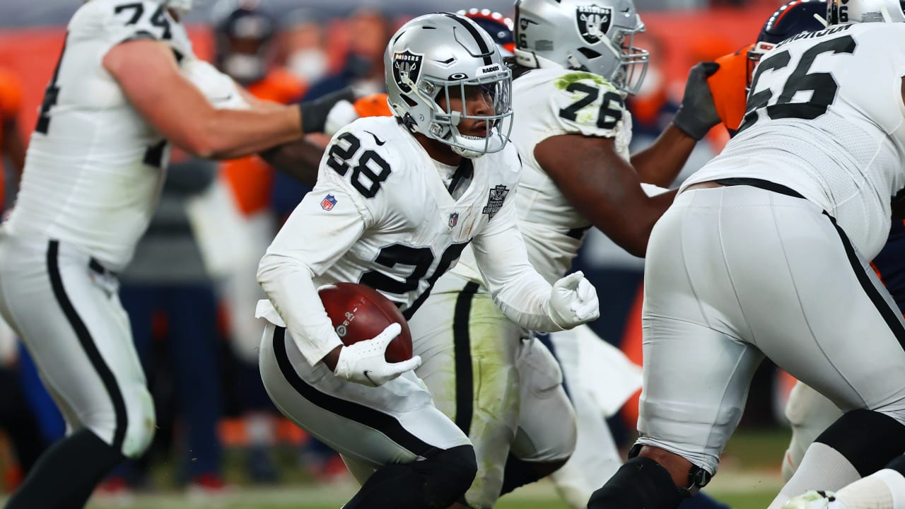 Josh Jacobs rushes 18 yards to reach 1,000 yards for the second year in ...