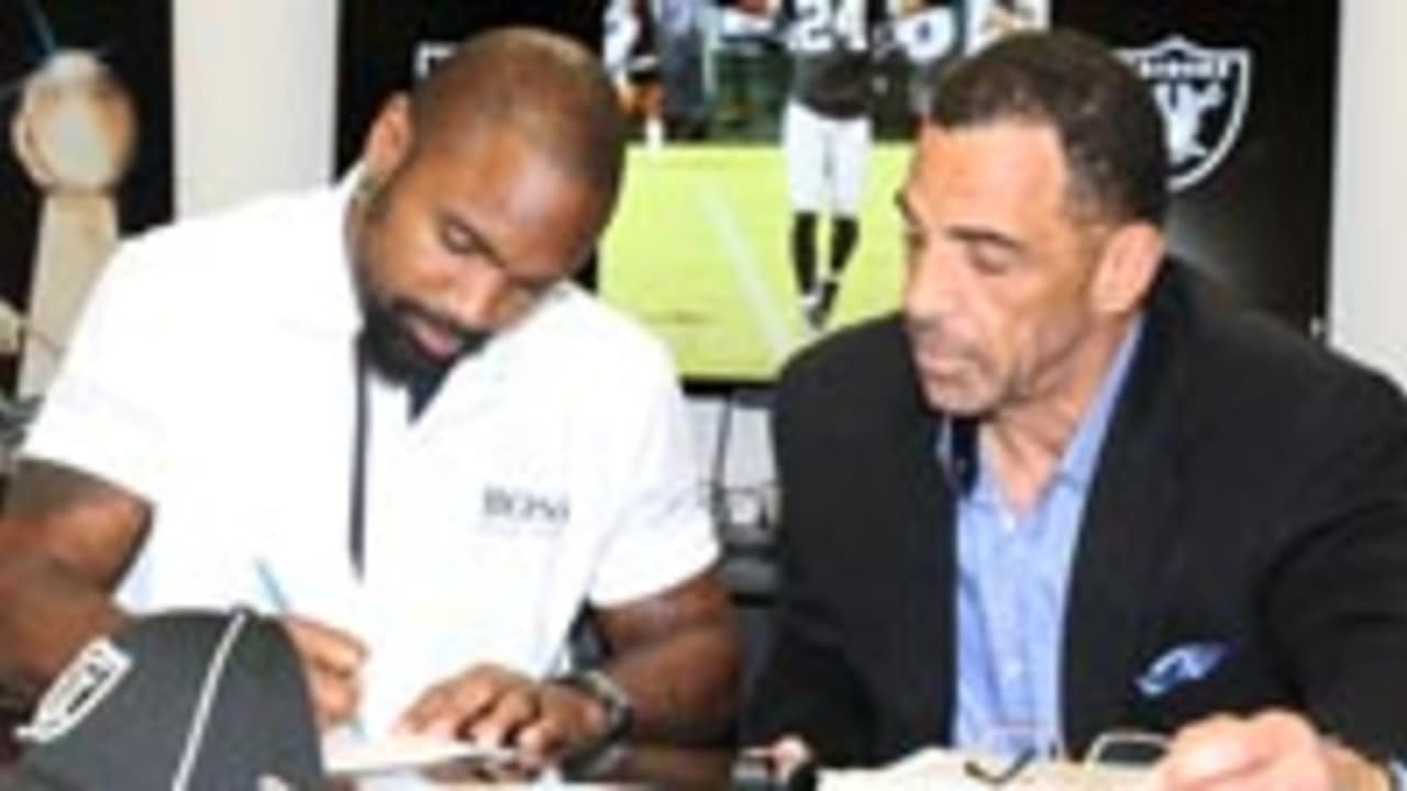 Charles Woodson Re-Signs with Raiders
