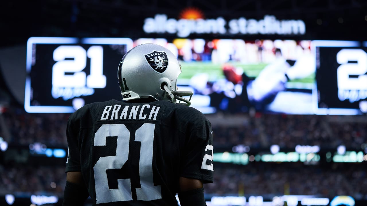 Cliff Branch's most iconic moments recreated at halftime to honor the ...