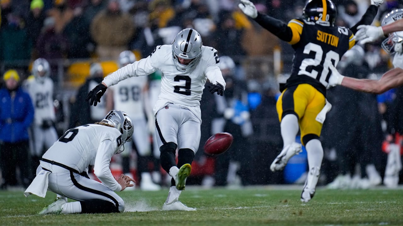 Carlson's 40-yard FG extends Raiders' lead before halftime Carlson's 40-yard FG extends Raiders' lead before halftime