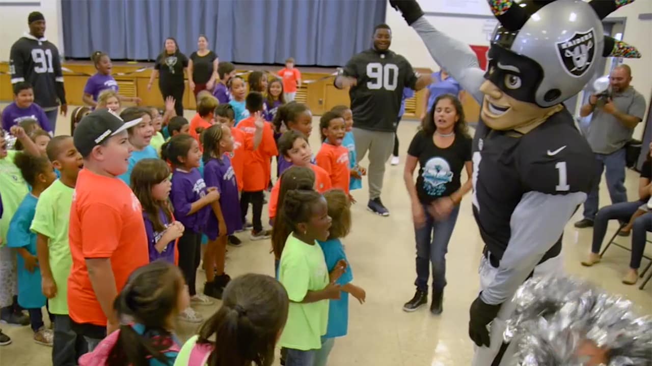 Raider Rusher Celebra Mes De Herencia Hispana