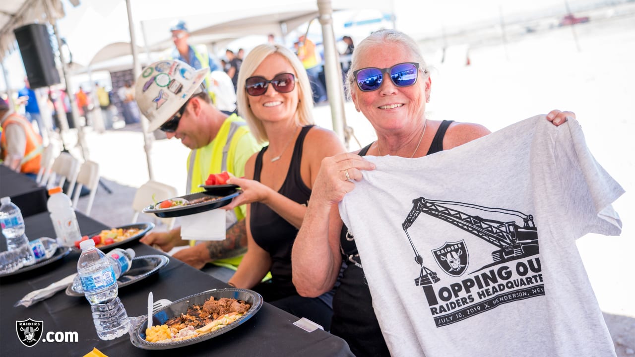 Raiders front office shows appreciation to Henderson HQ construction ...