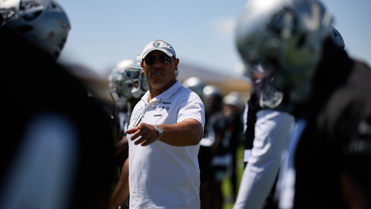 A visit from Raiders legends highlights top notes from OTA practice in ...
