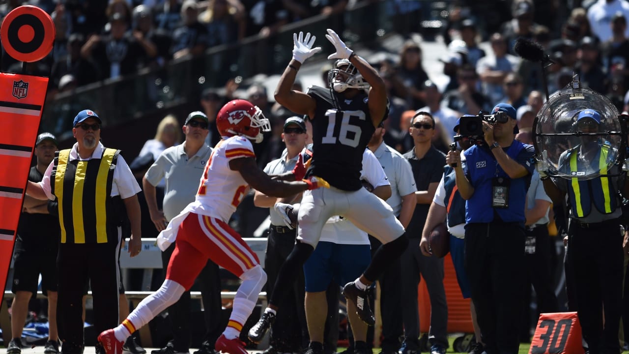Williams goes up for 19-yard catch to convert third-and-long