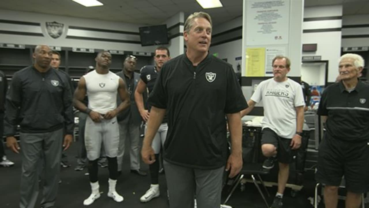 Del Rio Addresses Team After Victory Over Chargers