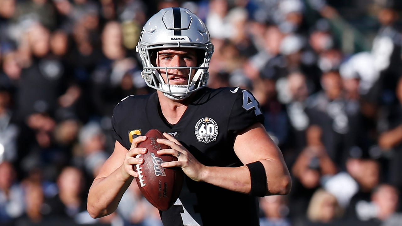 Carr avoids pressure with completion to Waller for 11 yards