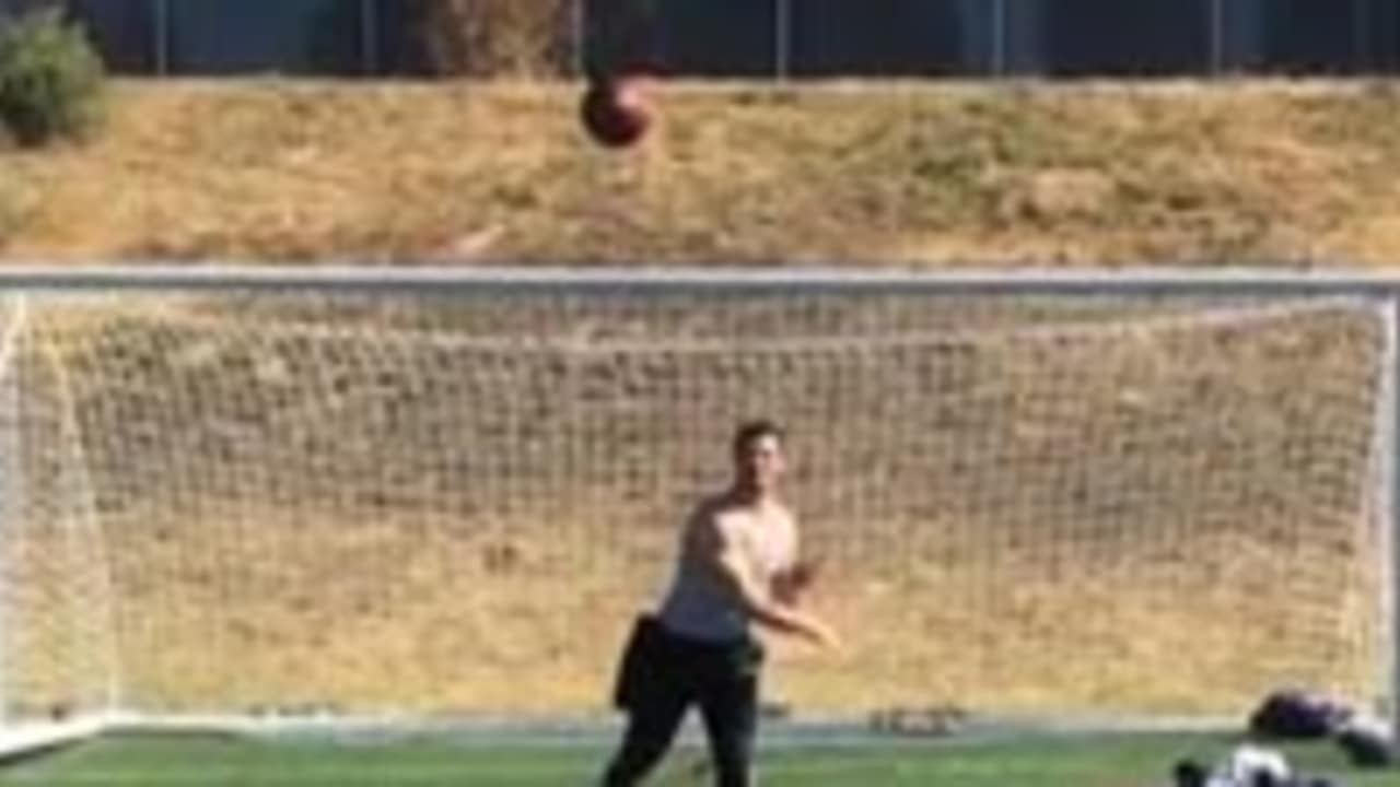 Raiders’ Derek Carr Shows Off Arm In Training Videos