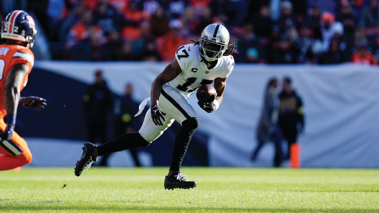 Adams sneaks into the Broncos secondary for a wide-open 23-yard catch