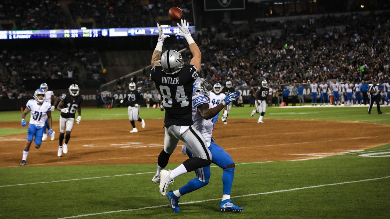 Paul Butler leaps to snag sideline catch in red zone