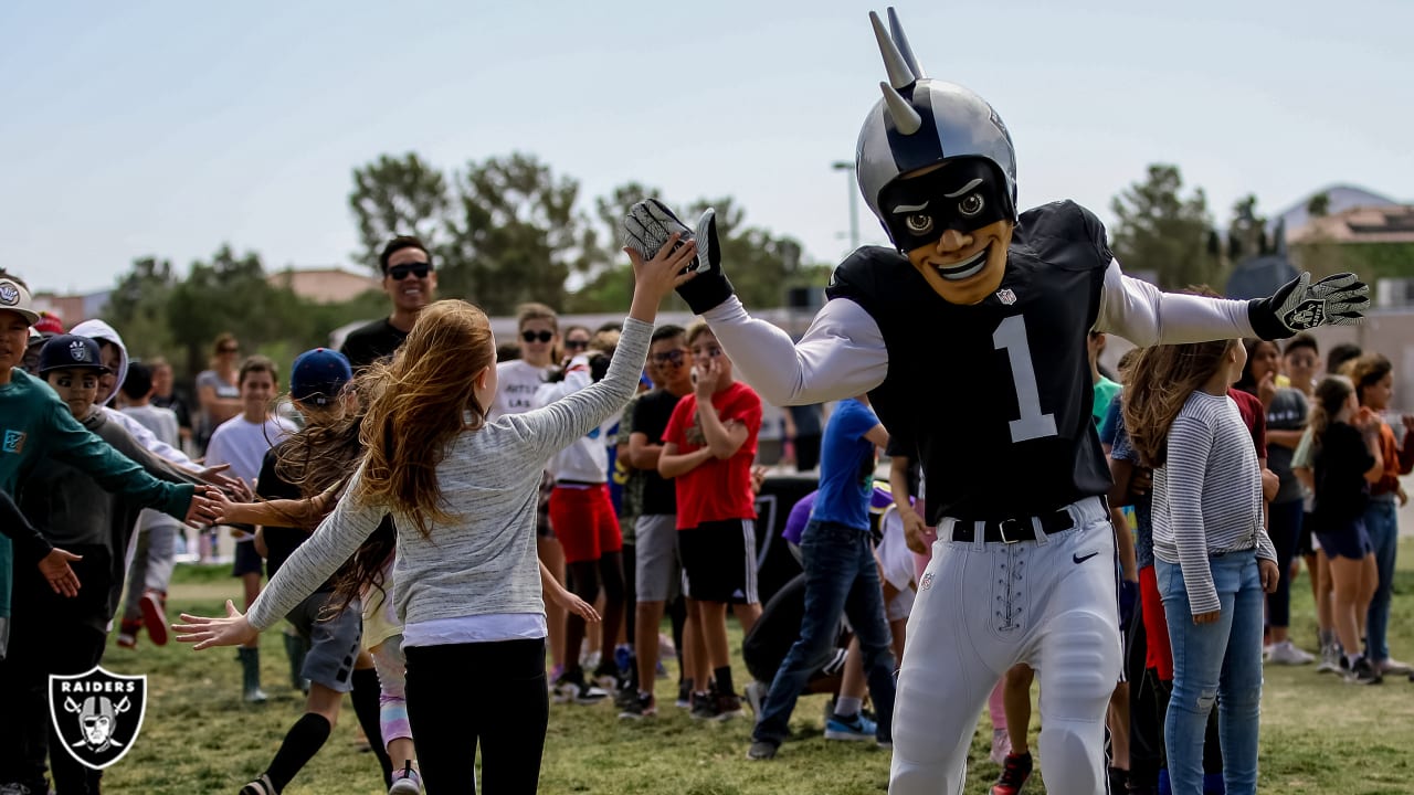 Watch: Raiders host Junior Training Camp at local elementary school