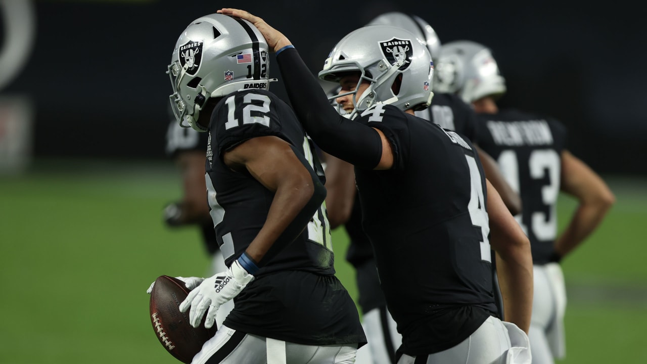 Derek Carr finds Zay Jones for his second touchdown pass of the first half