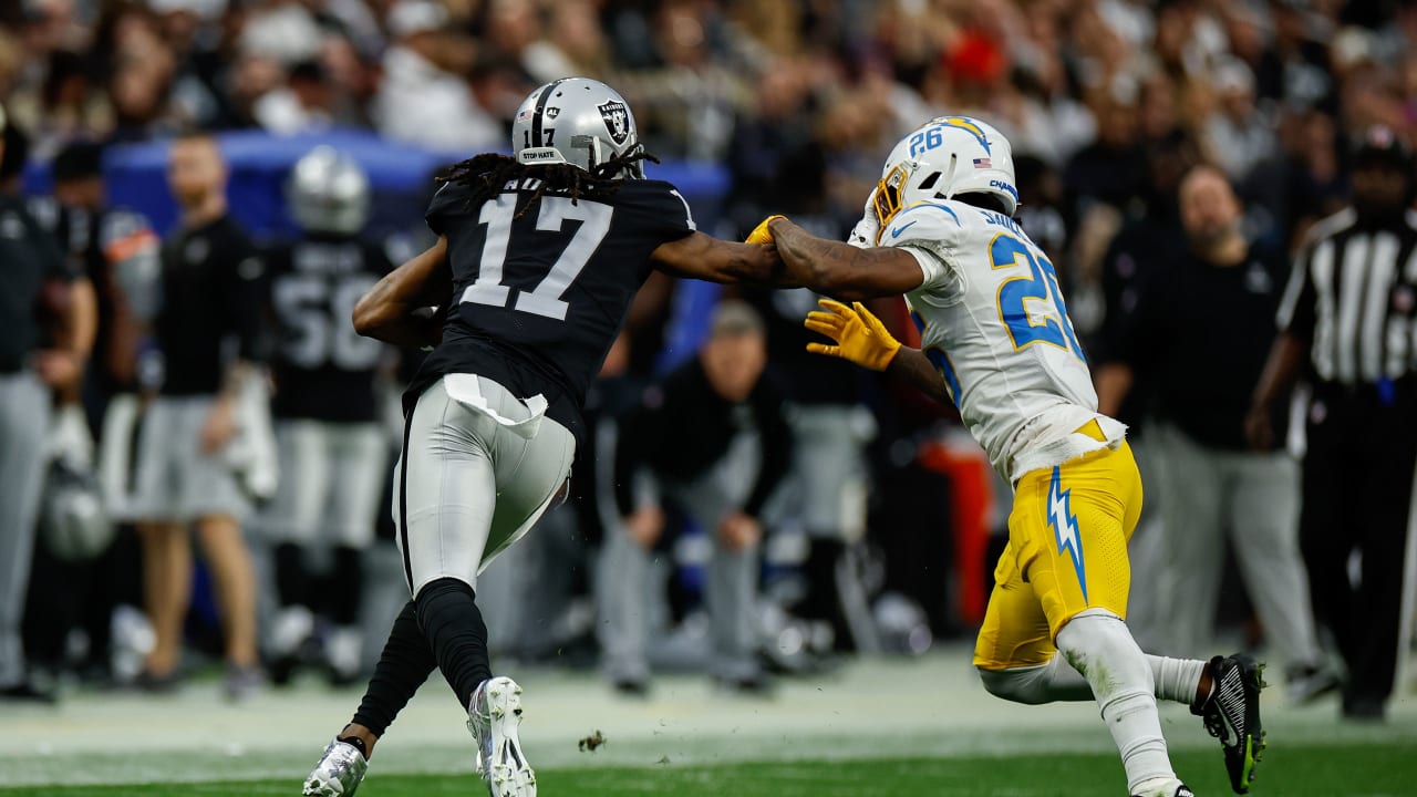 Adams moves the chains with 12-yard gain, eclipses 1K receiving yards