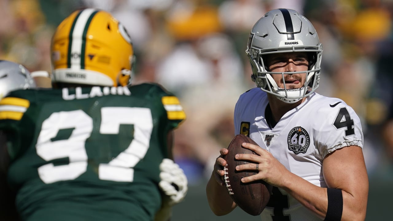 Derek Carr goes untouched all afternoon in guard Gabe Jackson's return