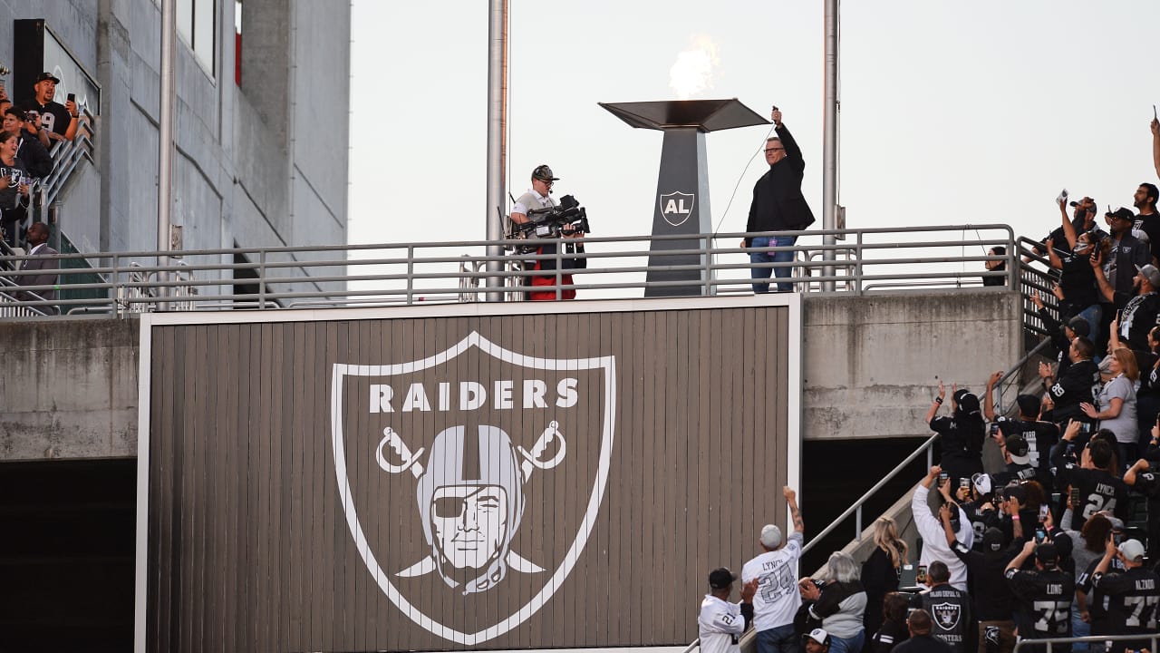 Raiders legend Howie Long lights torch to honor and pay tribute to Al Davis