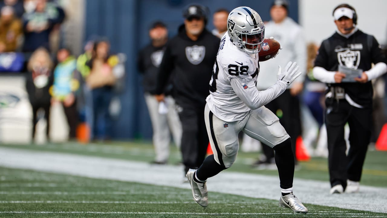 Jacobs' clutch fourth-down conversion puts him over 1K rushing yards