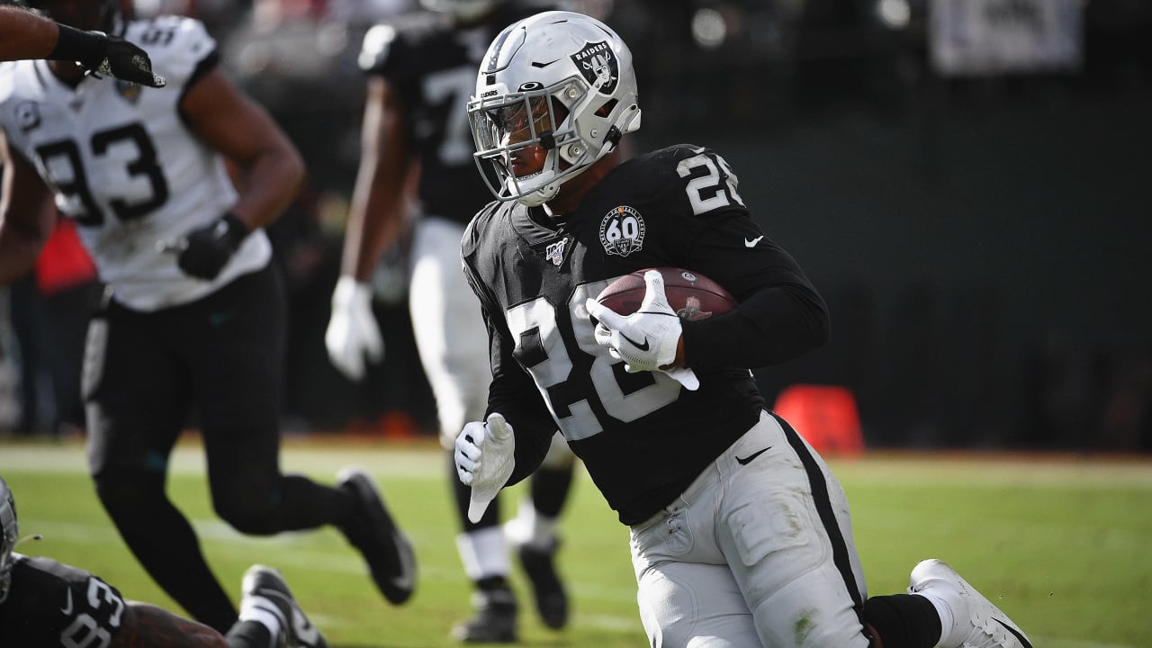 On an injured shoulder, Josh Jacobs continues to play with grit and ...