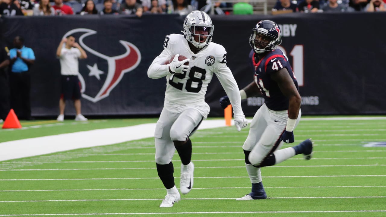 Jacobs runs to the outside for 23 yards