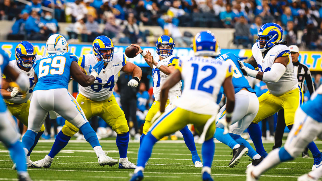Los Angeles Rams quarterback Baker Mayfield fires a 39-yard strike to ...